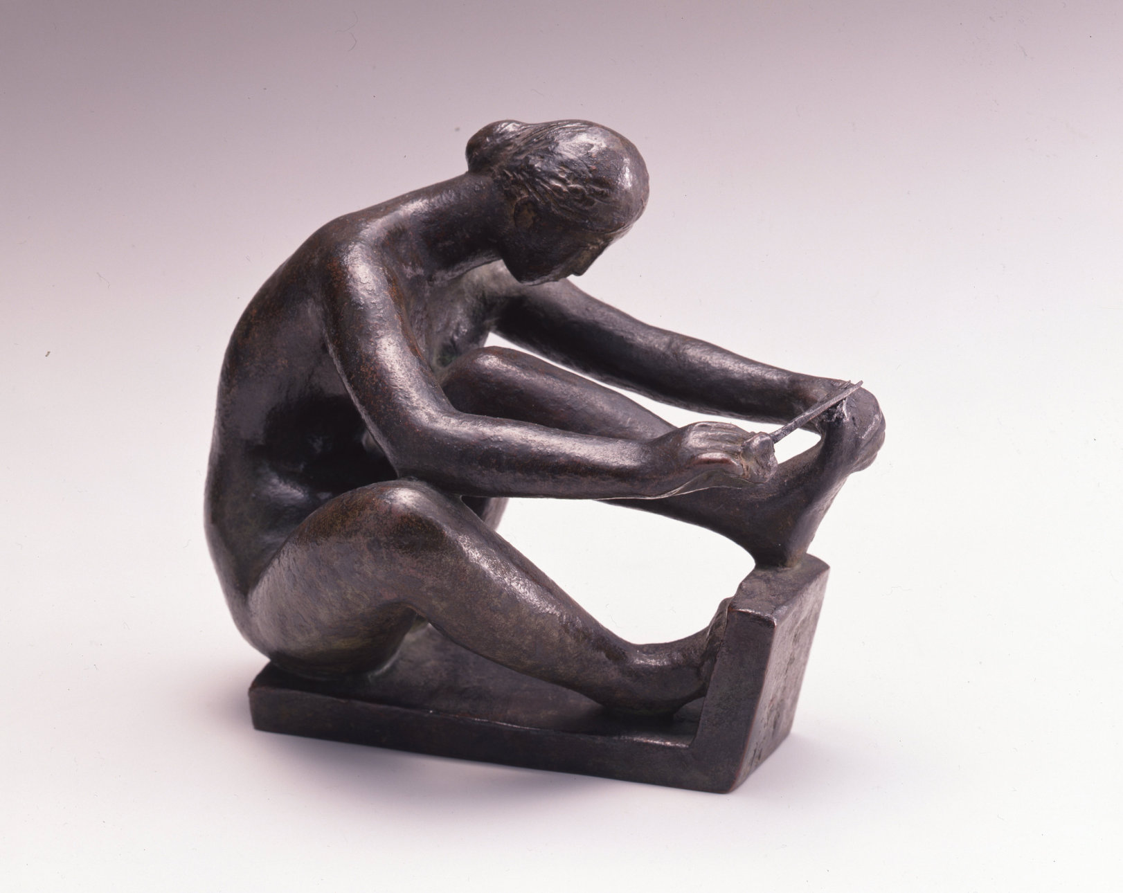 藤井浩佑《爪を切る女》大正15年（1926）第13回再興院展 | 新潟市美術館